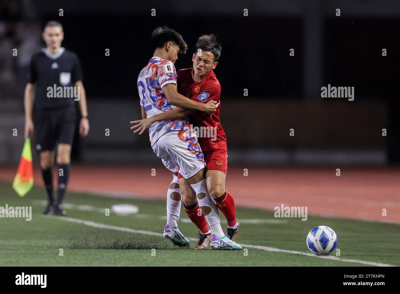 Manila, Philippine. 16th Nov, 2023. Vo Minh Trong (R) of Vietnam vies ...