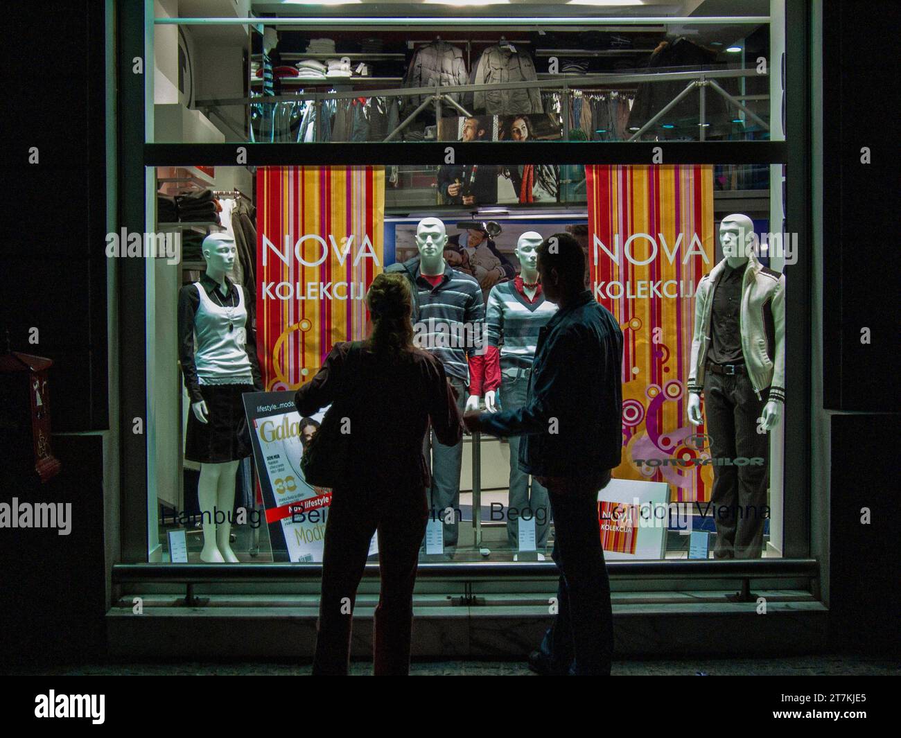 Window shopping at night Stock Photo - Alamy