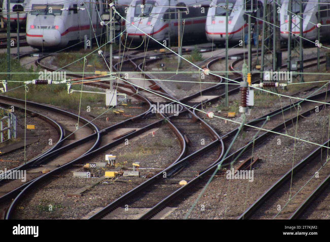 ICE- und IC-Züge der Deutschen Bahn stehen auf einer Anlage der DB in ...