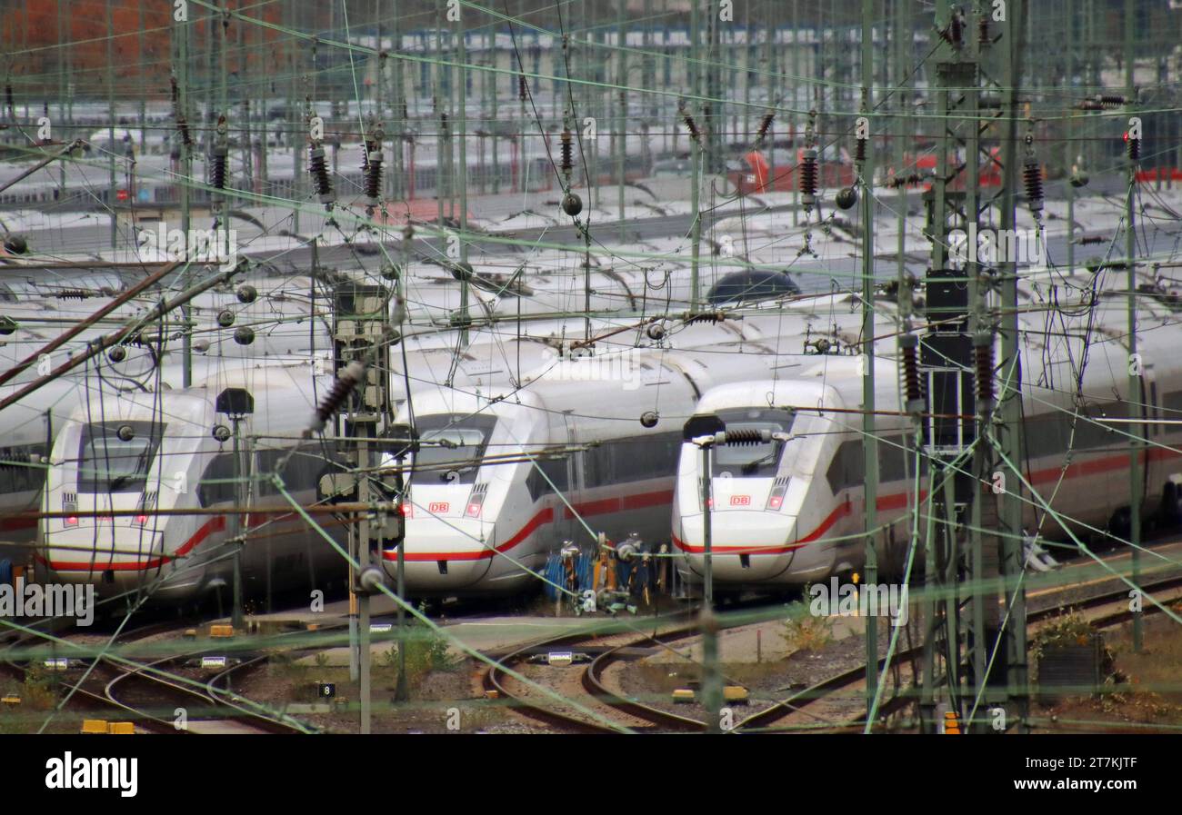 ICE- und IC-Züge der Deutschen Bahn stehen auf einer Anlage der DB in ...