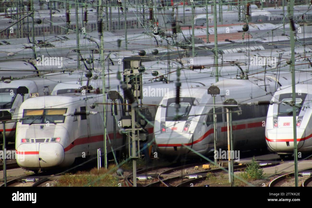 ICE- und IC-Züge der Deutschen Bahn stehen auf einer Anlage der DB in ...