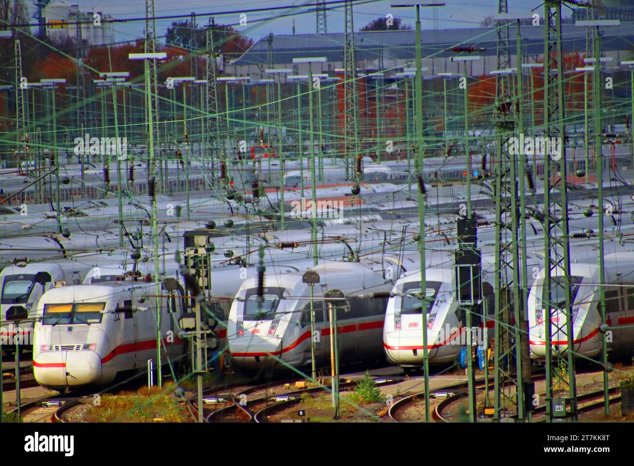 ICE- und IC-Züge der Deutschen Bahn stehen auf einer Anlage der DB in ...