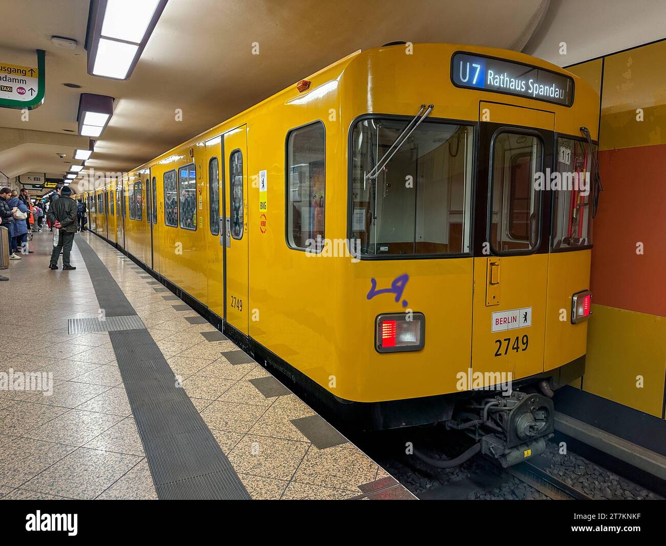 U bahn am bahnsteig hi-res stock photography and images - Alamy