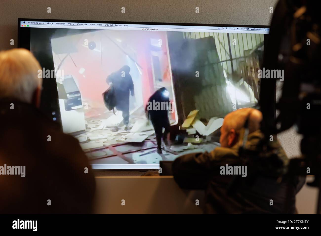 16 November 2023, Lower Saxony, Osnabrück: Video sequences of an ATM ...