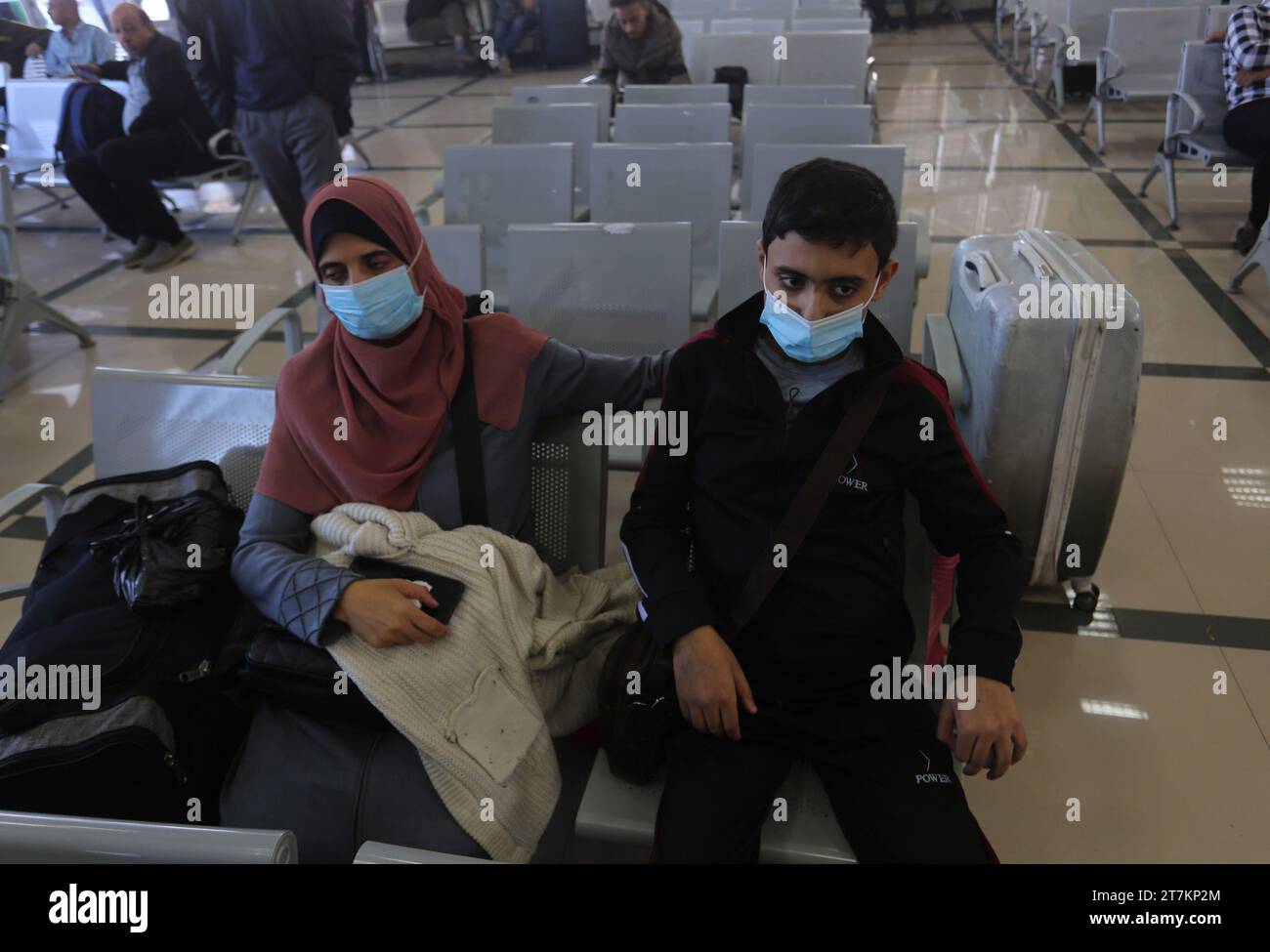 Gaza. 16th Nov, 2023. Foreign passport holders wait to leave the Gaza ...