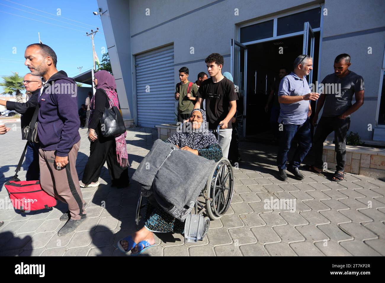 Gaza. 16th Nov, 2023. Foreign passport holders prepare to leave the ...