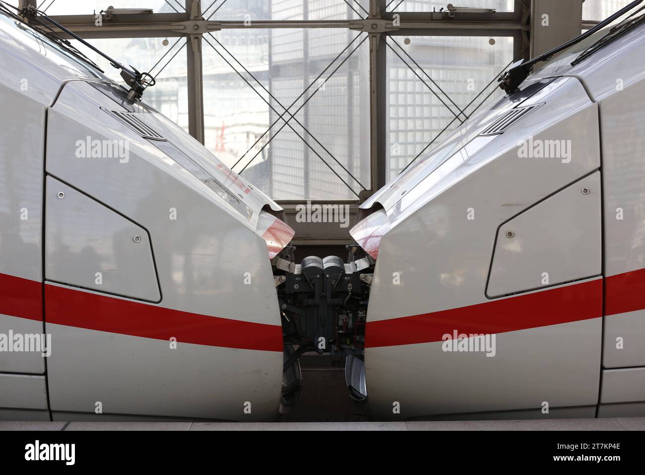 Zwei Lokomotiven von einem ICE am Hauptbahnhof in Berlin am 16.11.2023 *** Two locomotives from ...