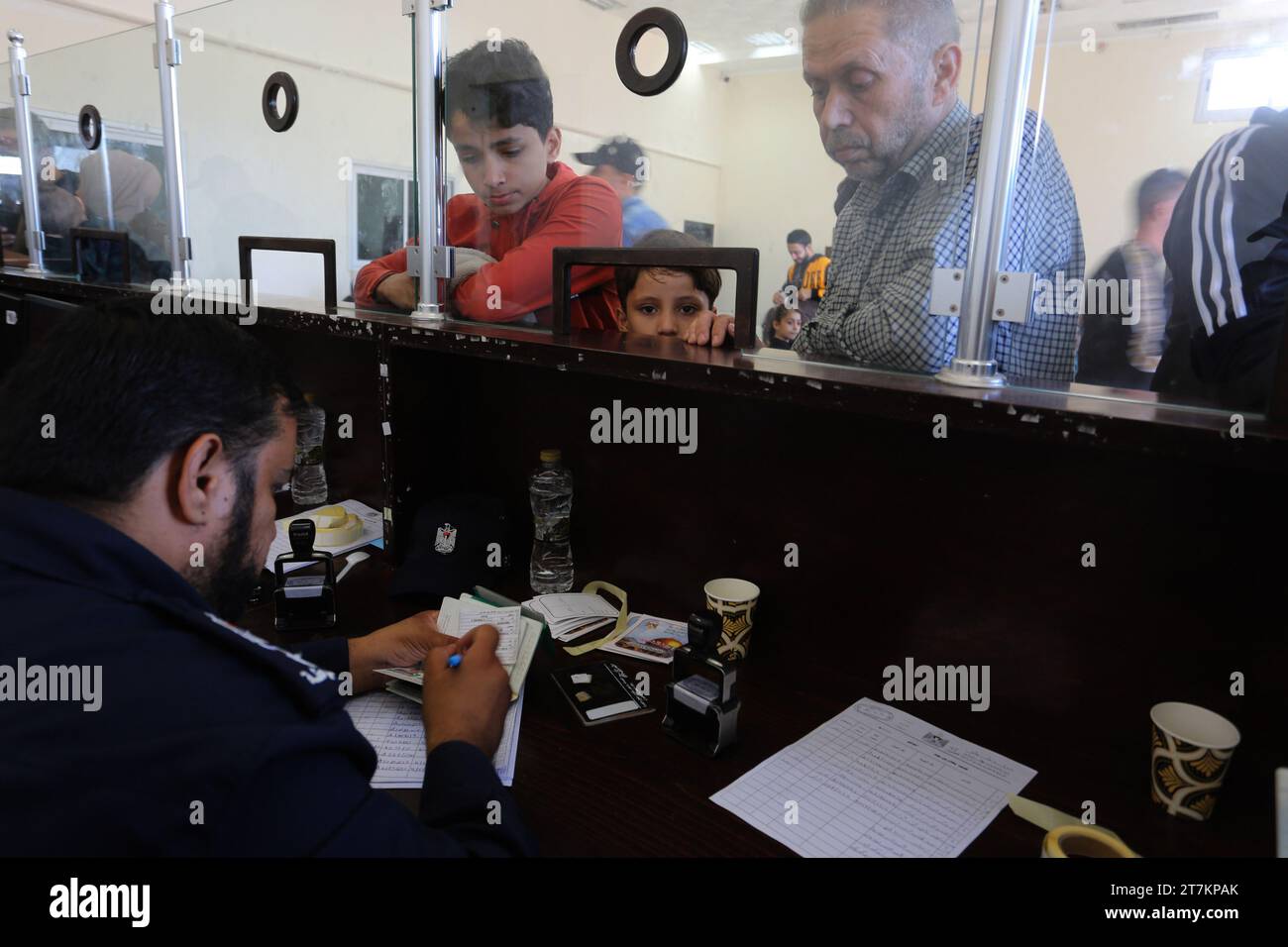 Gaza. 16th Nov, 2023. Foreign passport holders wait to leave the Gaza ...