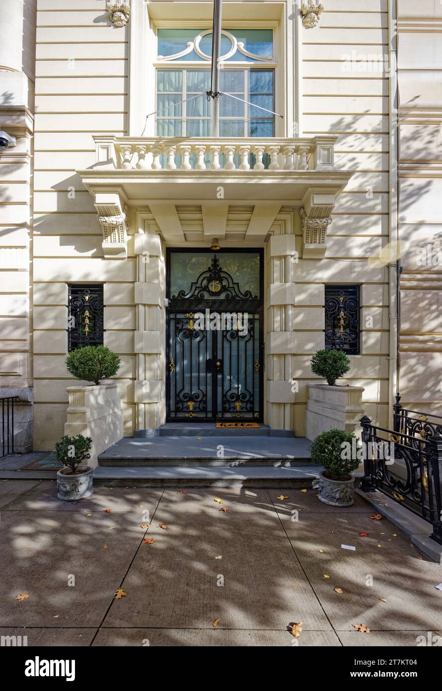 15 East 72nd Street, a Beaux Arts landmark erected 1898, designed by John H. Duncan Stock Photo ...