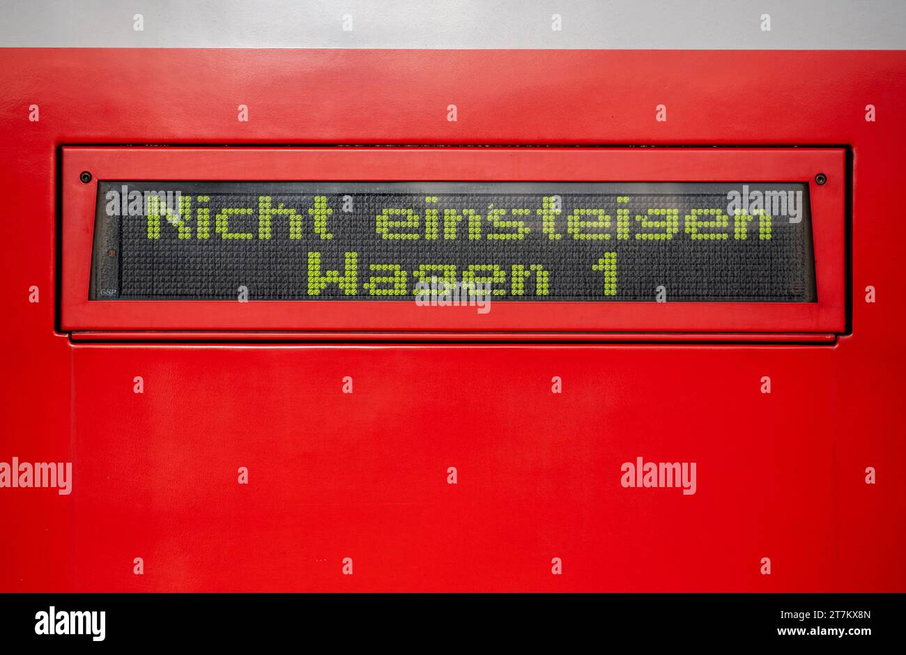 Oldenburg, Germany. 16th Nov, 2023. A display board on a Deutsche Bahn ...