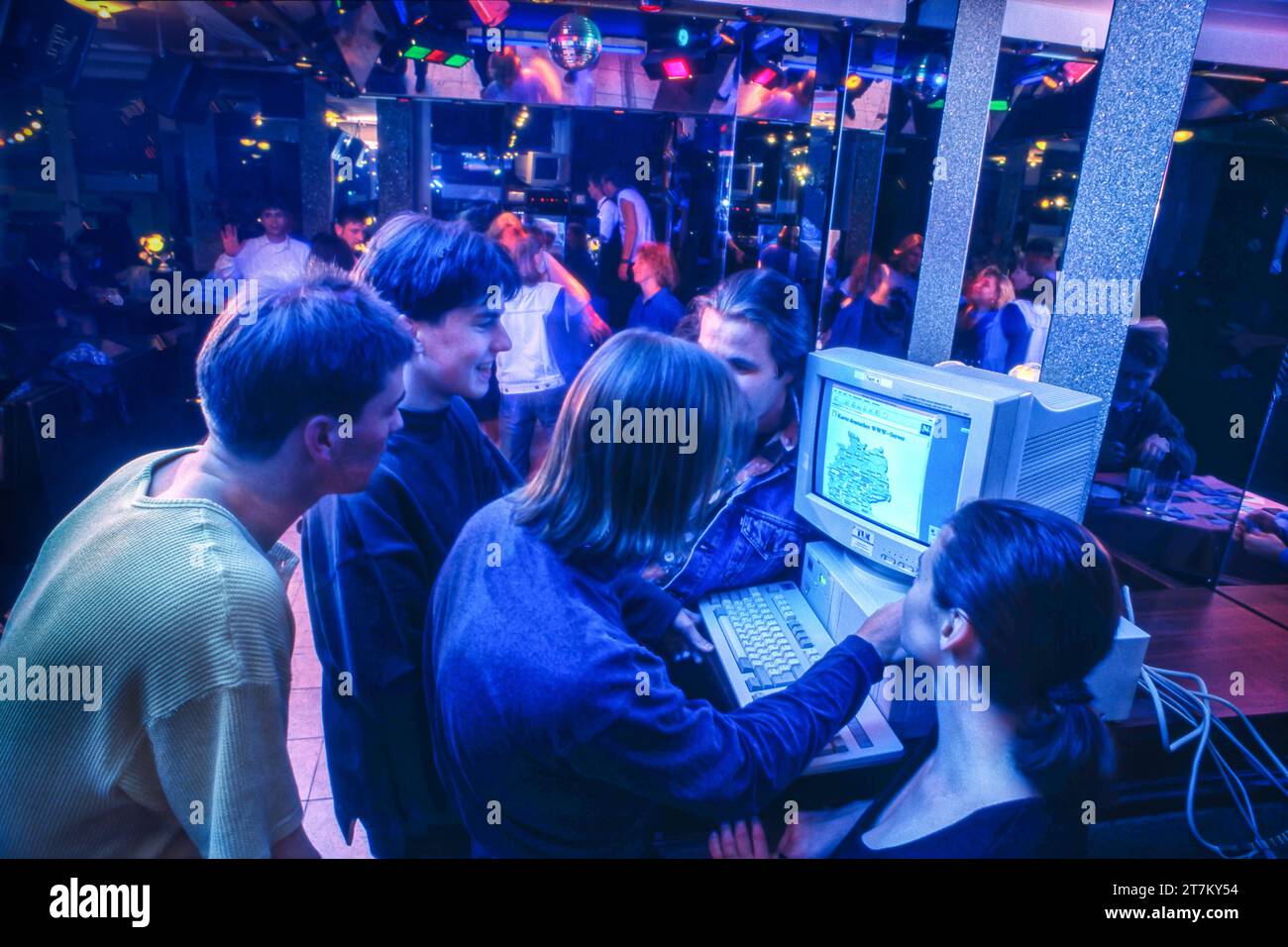Internet cafe 1990s 90s hi-res stock photography and images - Alamy