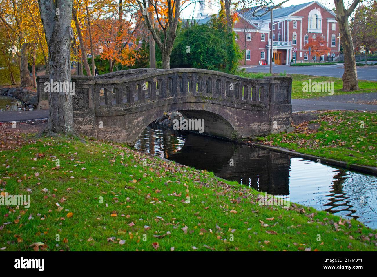Small stone bridge hi-res stock photography and images - Alamy
