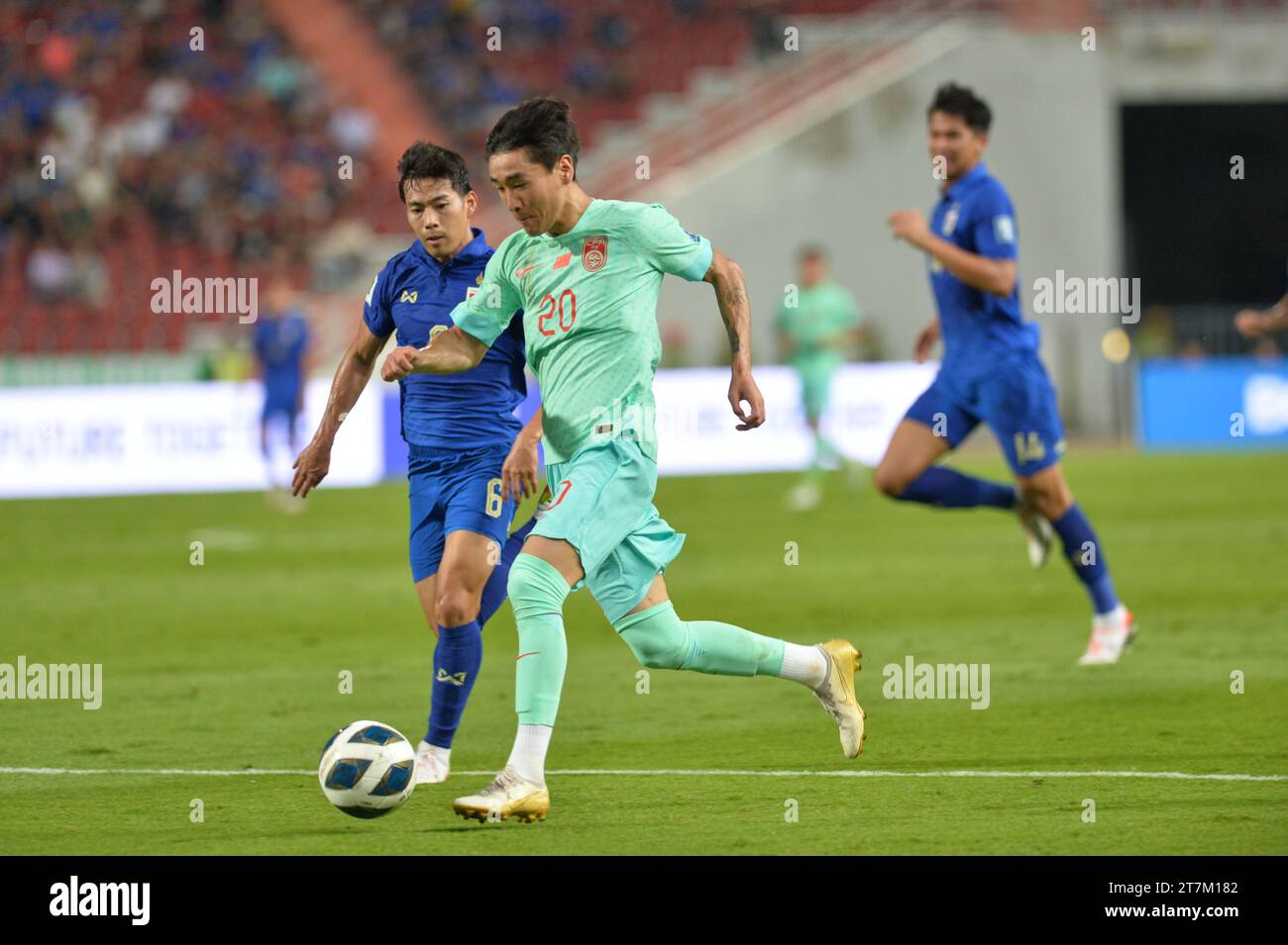 Bangkok, Thailand. 16th Nov, 2023. Wei Shihao (R) of China vies with ...