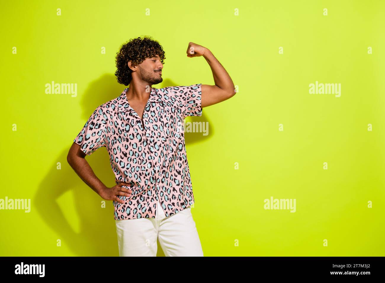 Photo portrait of attractive young man flexing muscles dressed stylish ...