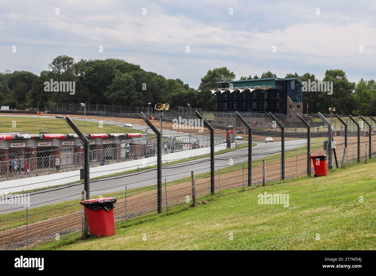 Bernie's V8 & Historic Outlaws car racing at Brands Hatch - 8th July ...