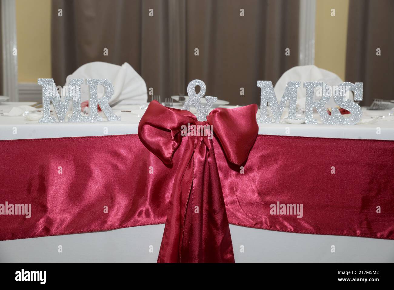 Head Table of the Bride and Groom Stock Photo - Alamy