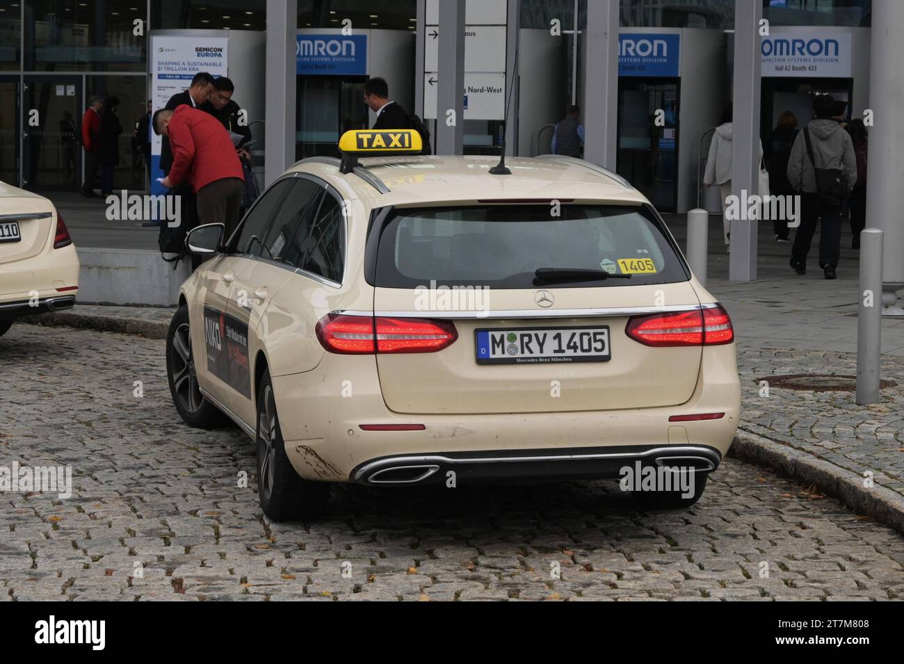 Messe München, Mercedes E-Klasse - Taxi am Taxistand *** Munich Trade ...