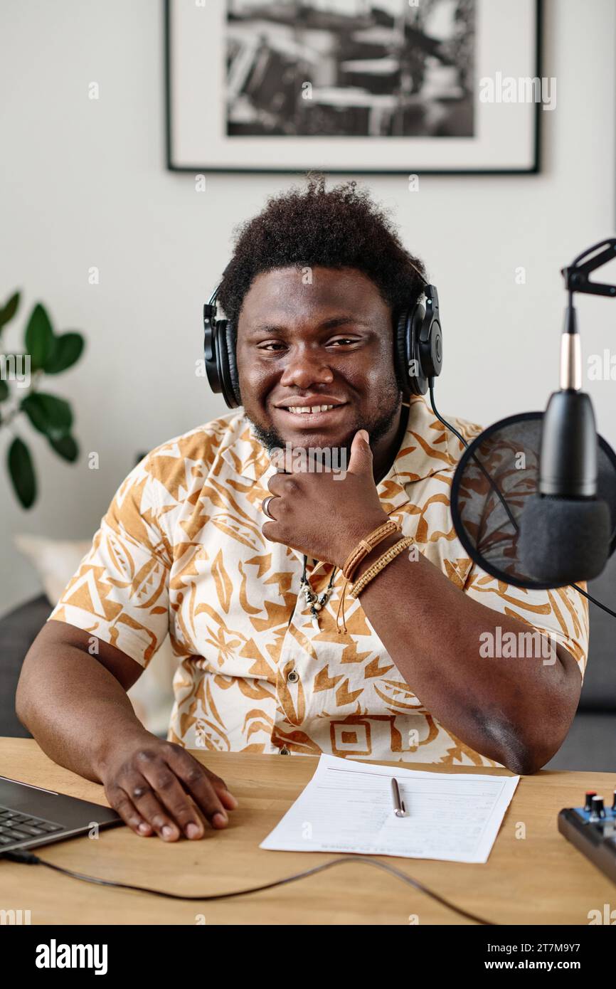 African radio presenter hi-res stock photography and images - Alamy