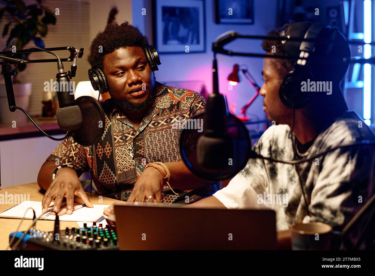 African celebrity interview hi-res stock photography and images - Alamy