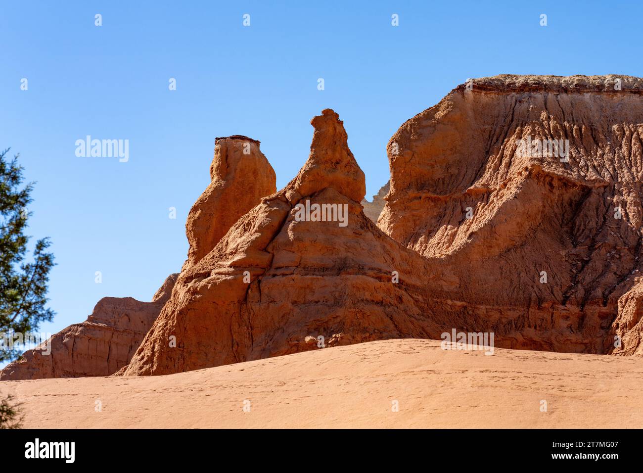 Colorful eroded Entrada sandstone spire formations in Kodachrome Basin ...