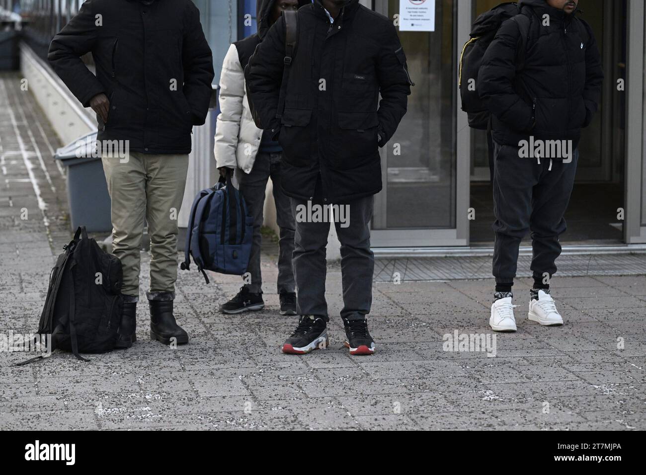Migrants arriving from Russia at the Nuijamaa border station between ...