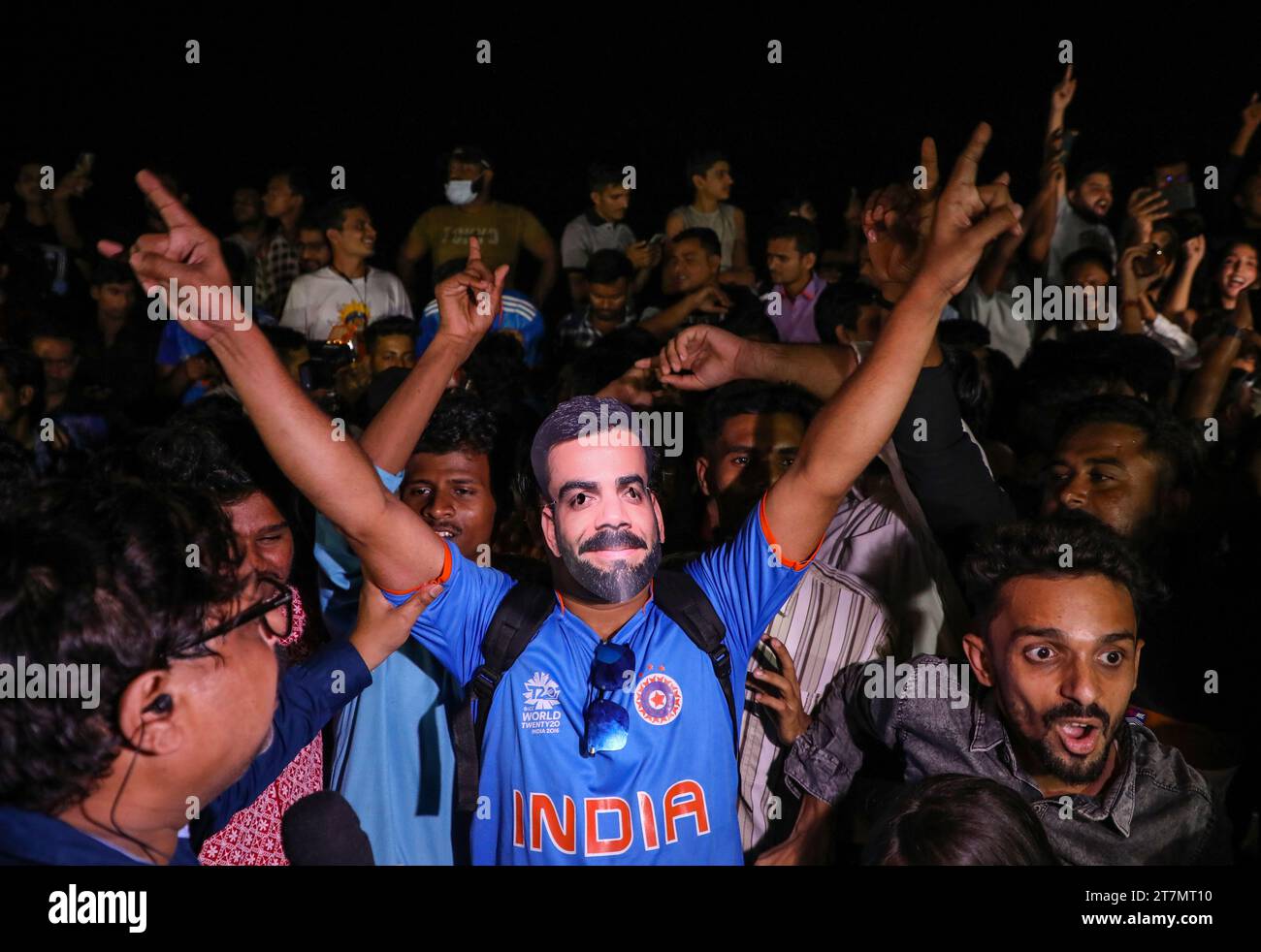 Mumbai, Maharashtra, India. 15th Nov, 2023. Indian cricket fans ...
