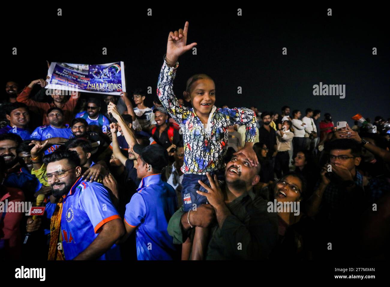 Mumbai, Maharashtra, India. 15th Nov, 2023. Indian cricket fans ...