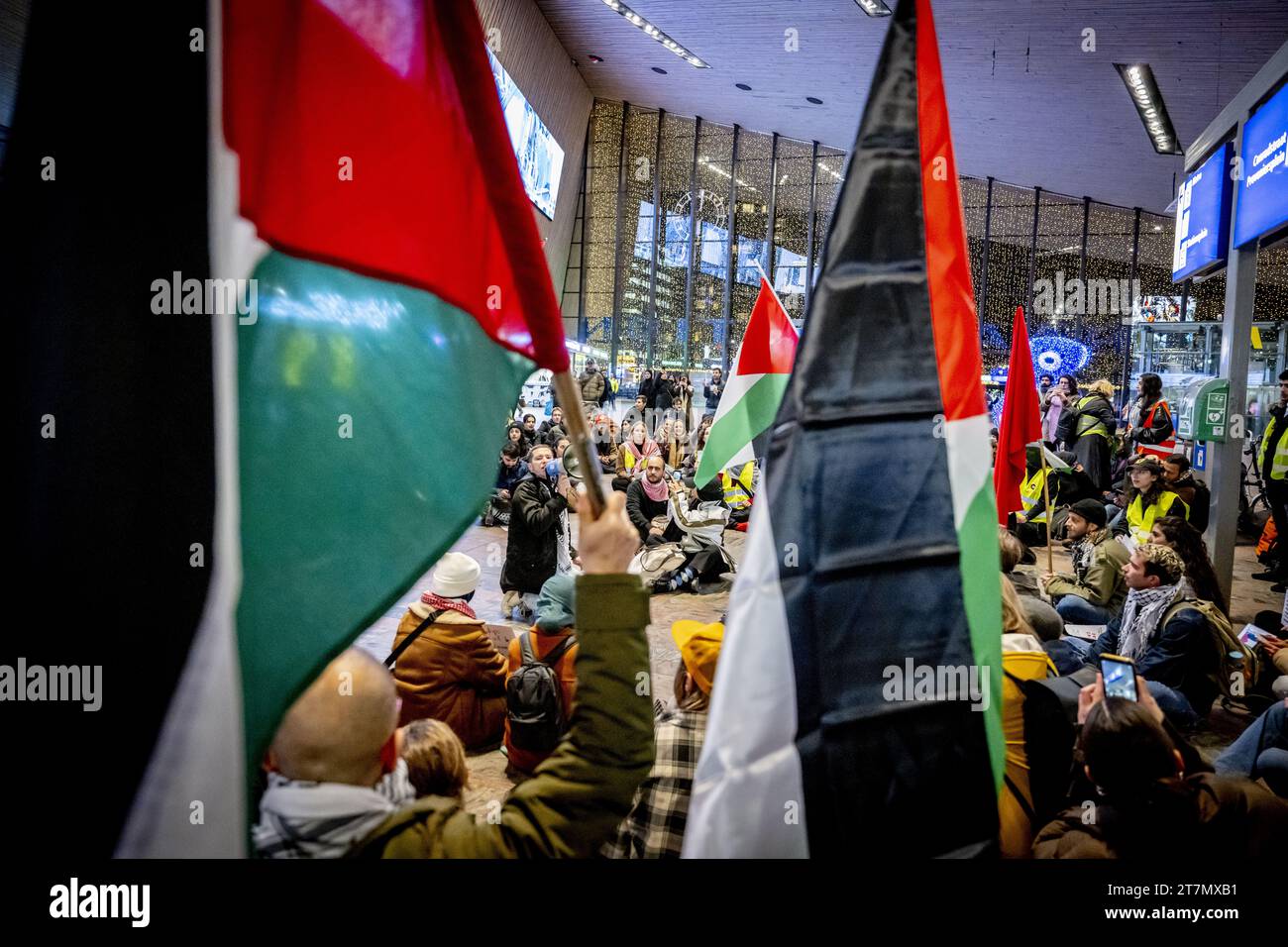 ROTTERDAM - Protesters are holding a sit-in at Rotterdam Central ...