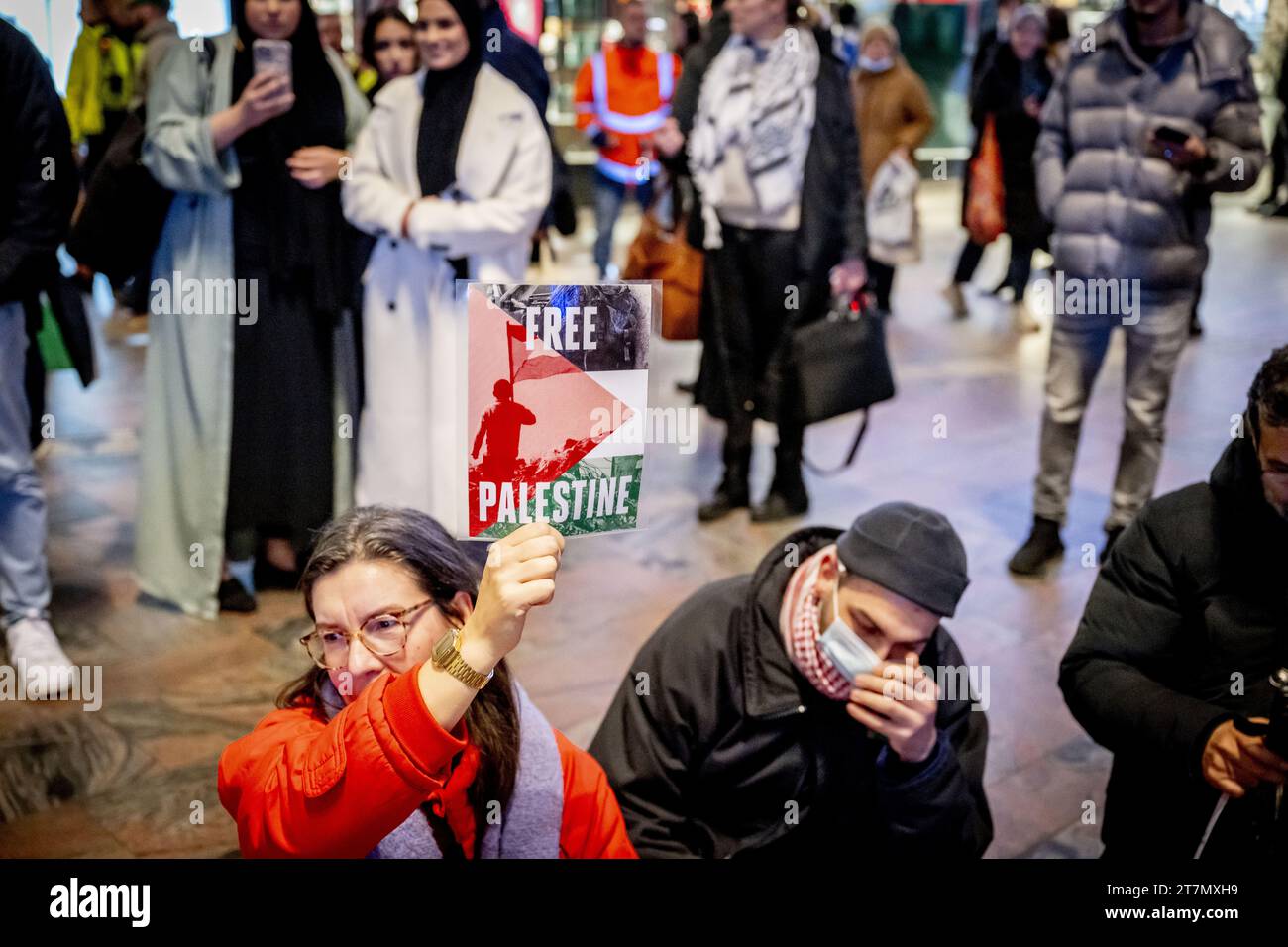 ROTTERDAM - Protesters are holding a sit-in at Rotterdam Central ...
