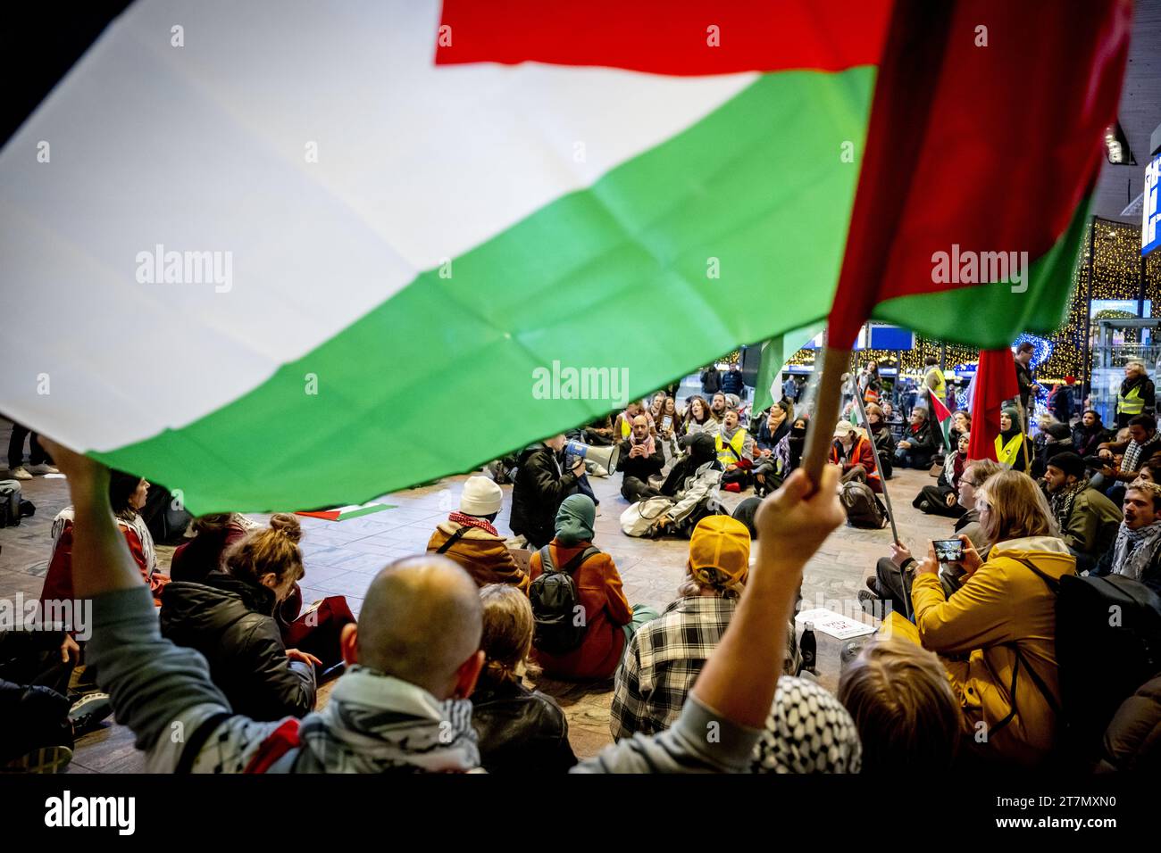 ROTTERDAM - Protesters are holding a sit-in at Rotterdam Central ...