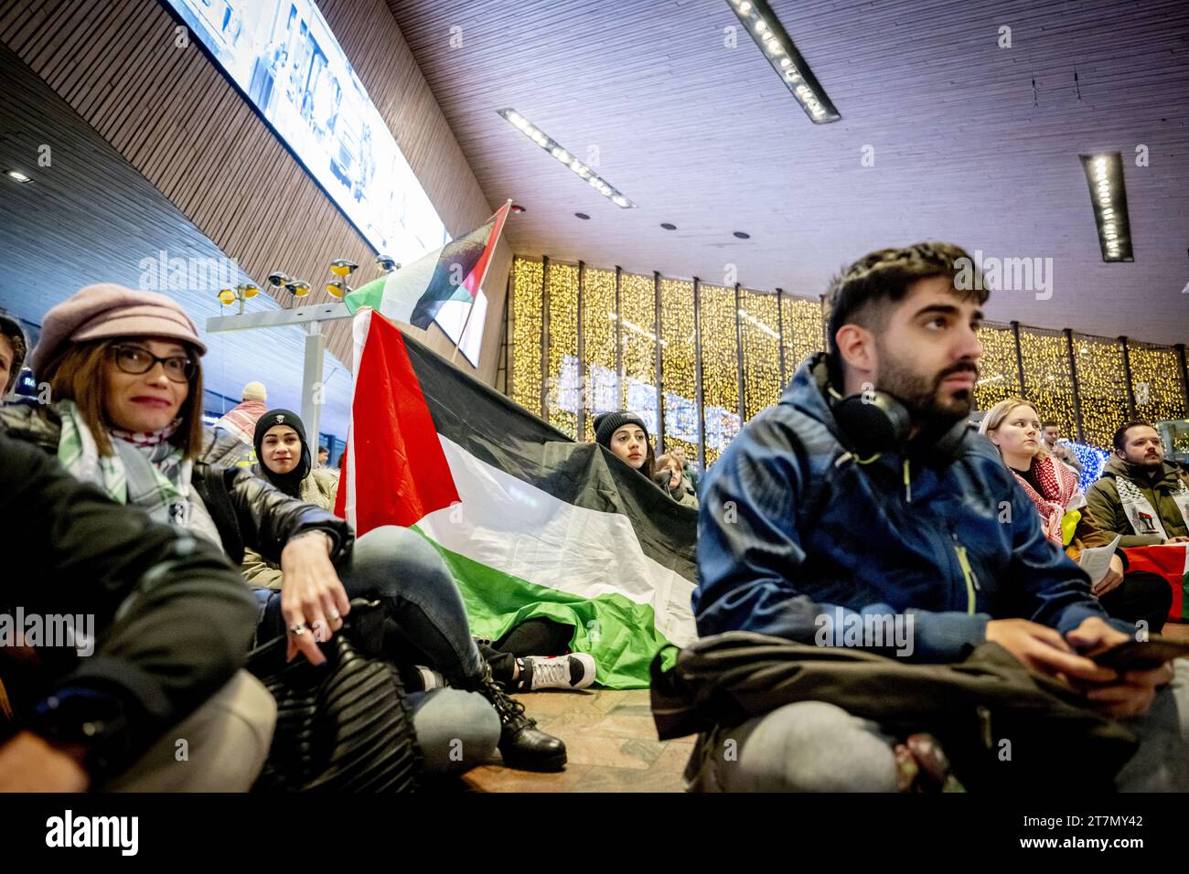 ROTTERDAM - Protesters are holding a sit-in at Rotterdam Central ...