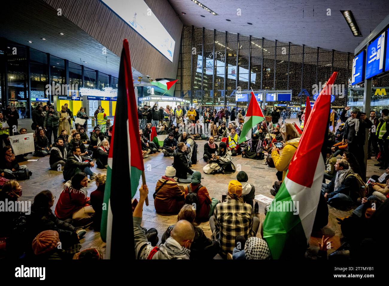 ROTTERDAM - Protesters are holding a sit-in at Rotterdam Central ...