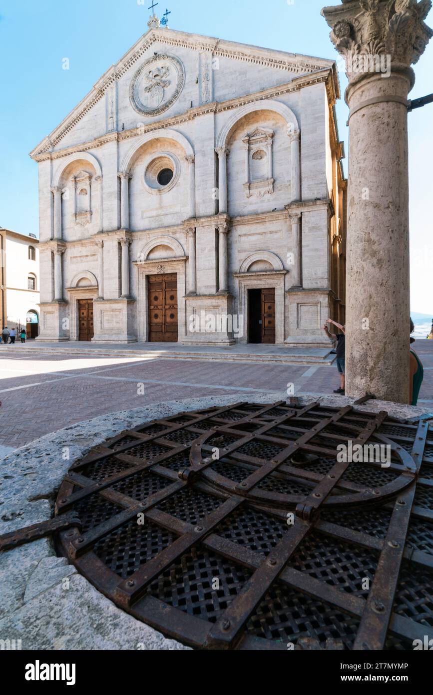 Pienza, Italy - June 22, 2017: A Well of the Dogs in the Piazza Pio II ...