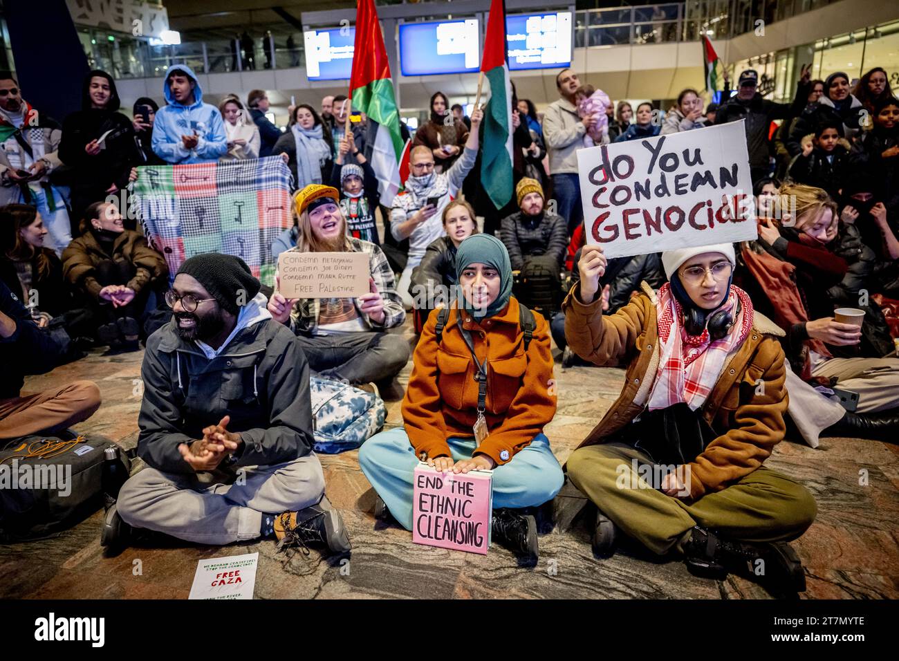 ROTTERDAM - Protesters are holding a sit-in at Rotterdam Central ...