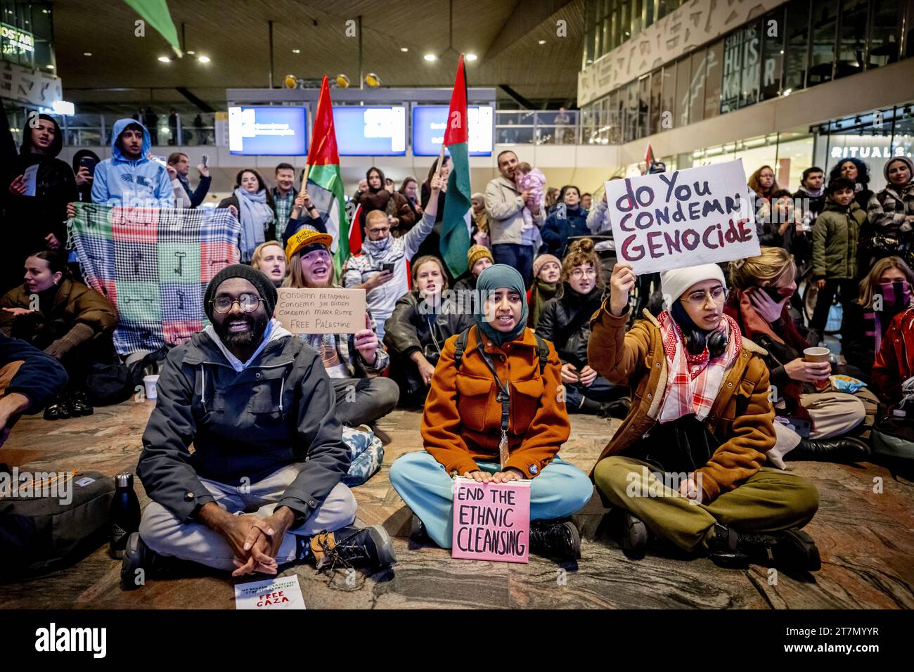 ROTTERDAM - Protesters are holding a sit-in at Rotterdam Central ...