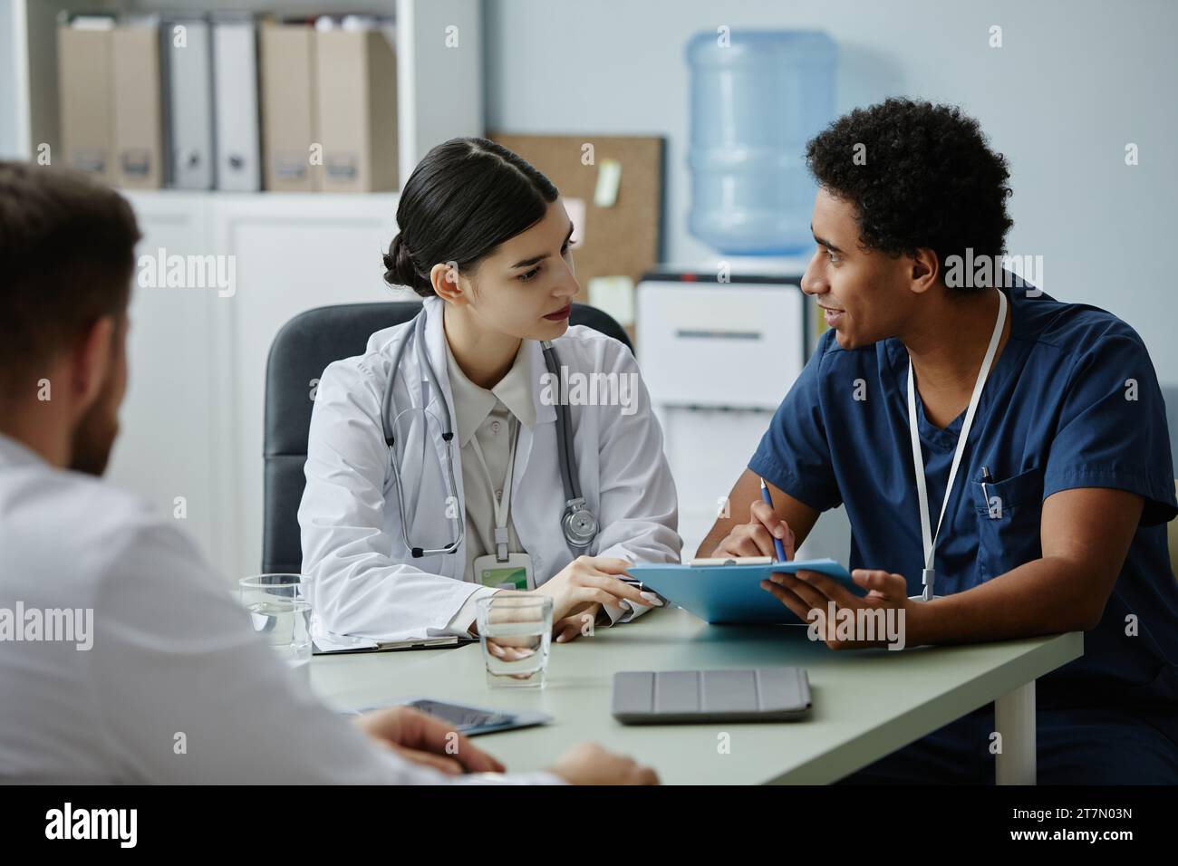 Two multicultural doctors work hi-res stock photography and images - Alamy