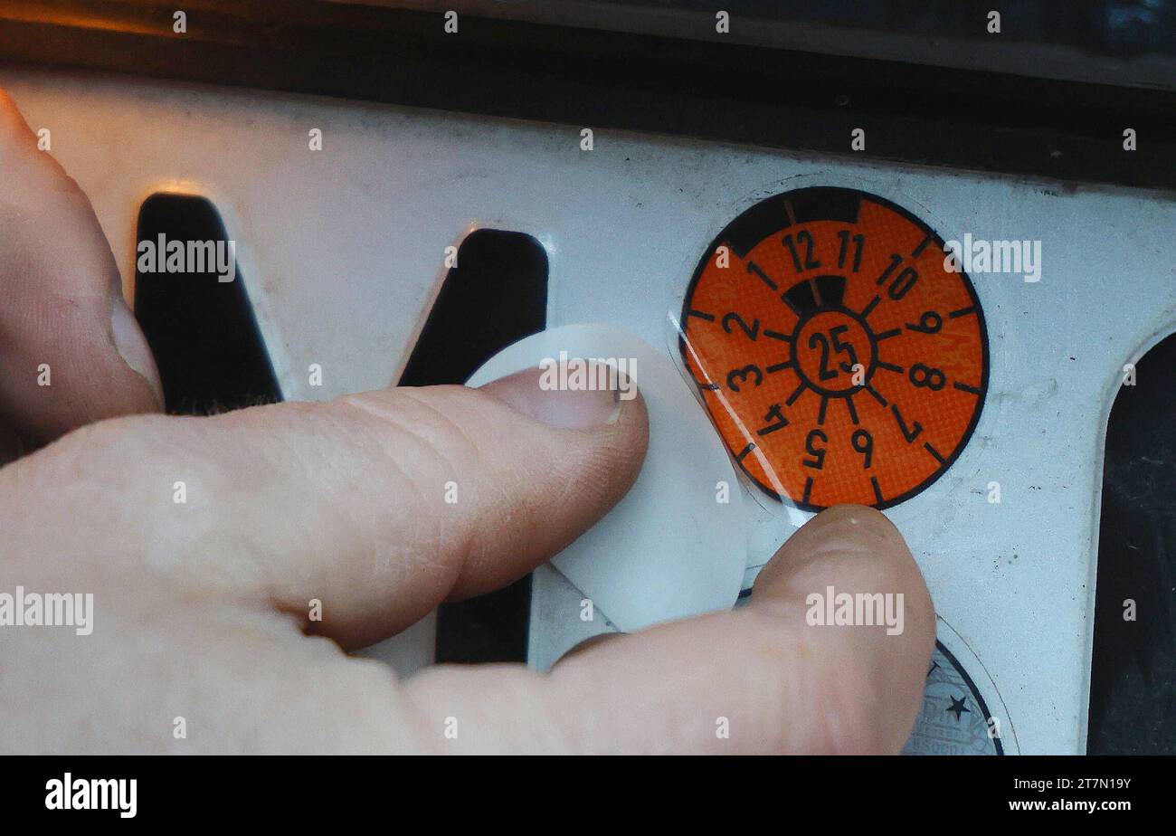 TUEV/ASU 15.11.2023, Koelleda, KFZ-Werkstatt, eine TUEV-Plakette, die ...