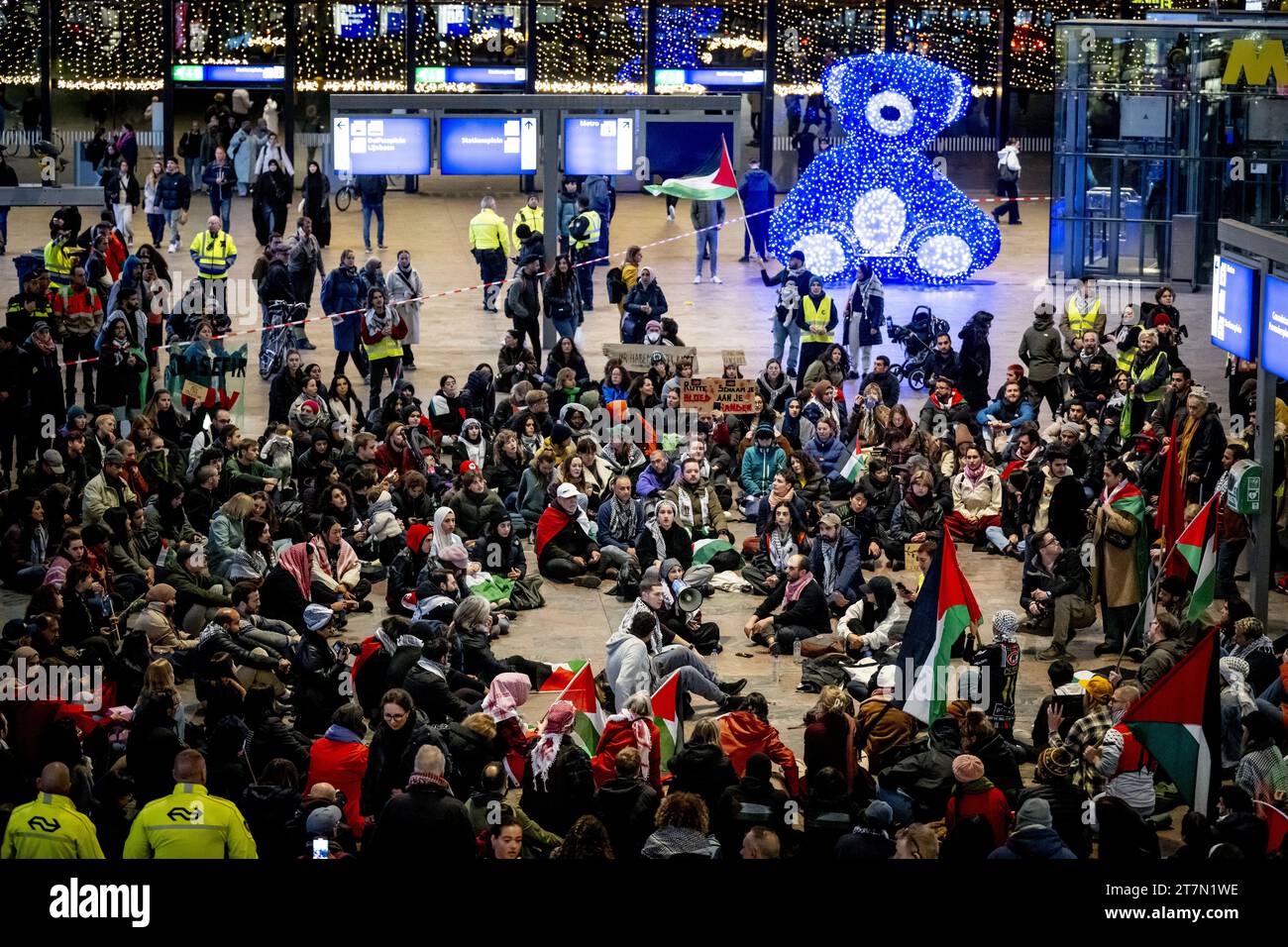 ROTTERDAM - Protesters are holding a sit-in at Rotterdam Central ...