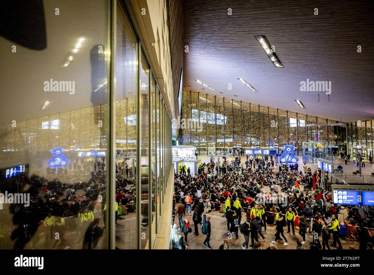 ROTTERDAM - Protesters are holding a sit-in at Rotterdam Central ...