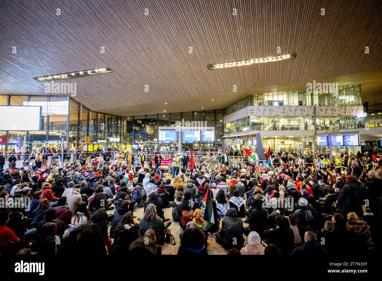 ROTTERDAM - Protesters are holding a sit-in at Rotterdam Central ...