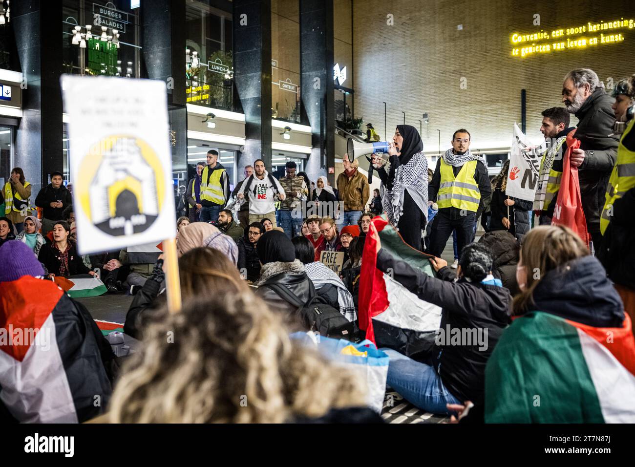 Treinstations hi-res stock photography and images - Alamy