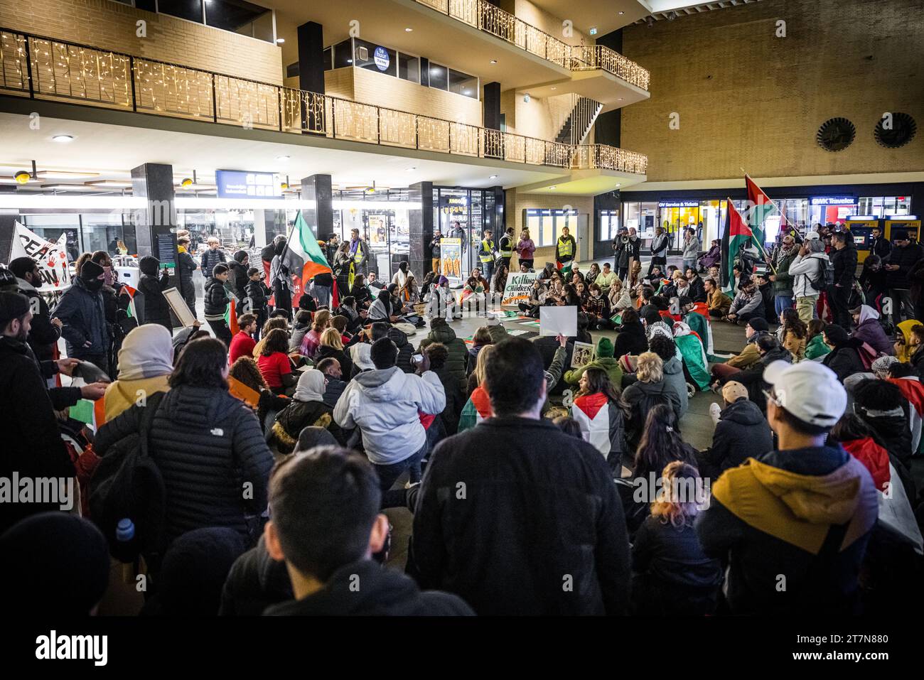 Treinstations hi-res stock photography and images - Alamy