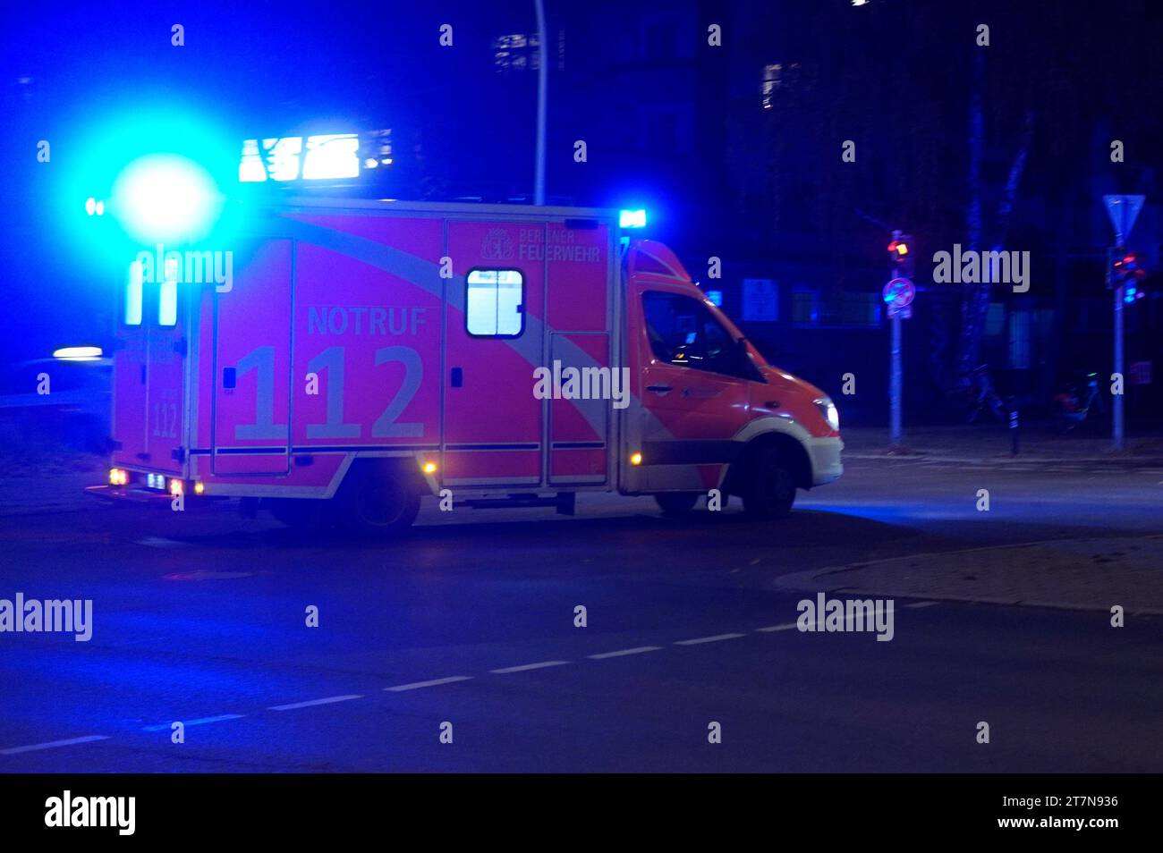 Rettungswagen RTW der Berliner Feuerwehr mit Blaulicht bei einer ...