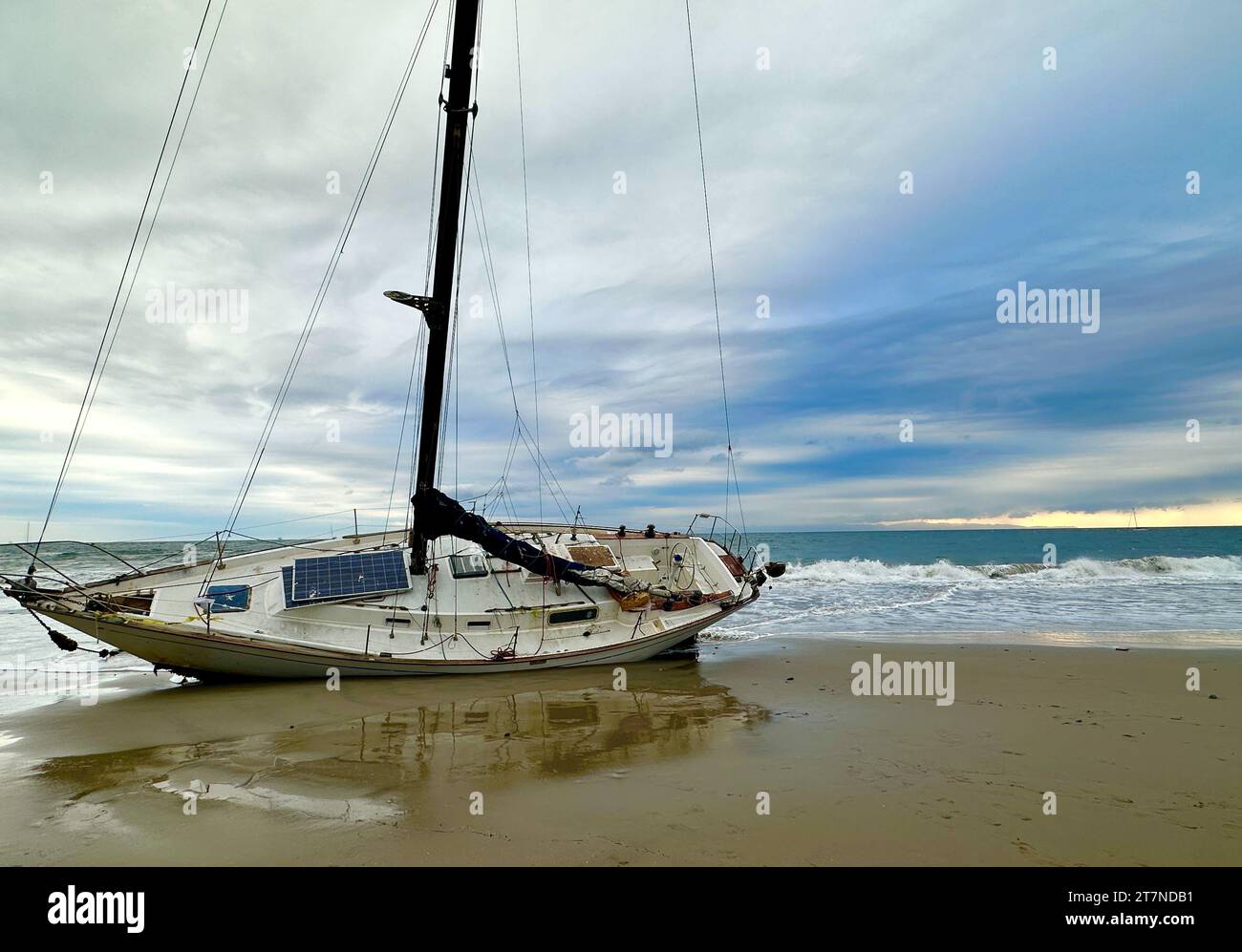 Santa Barbara, California, USA. 15th Nov, 2023. Rainstorm unmoors a ...