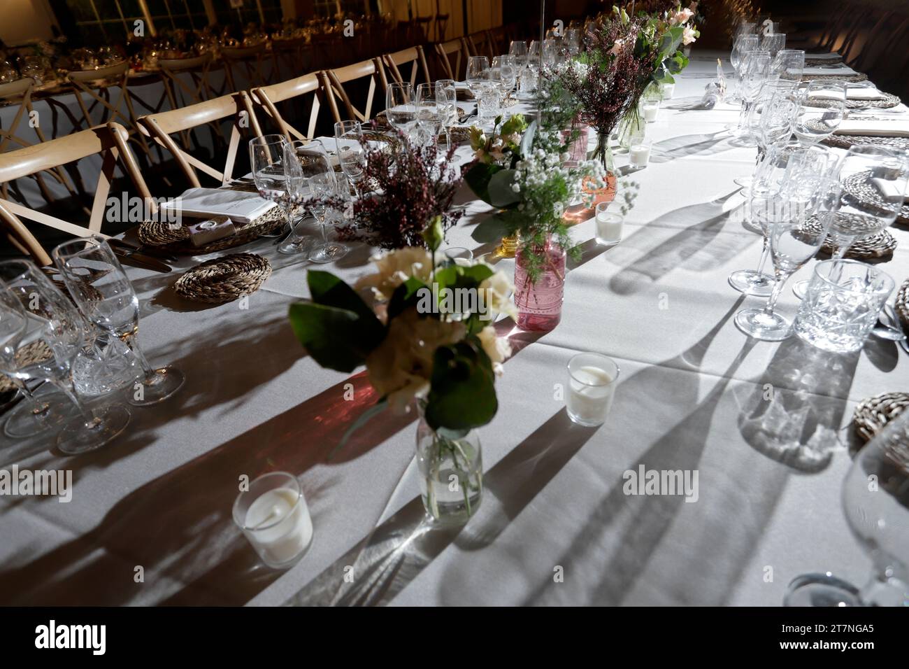 Empty banquet hall table hi-res stock photography and images - Alamy