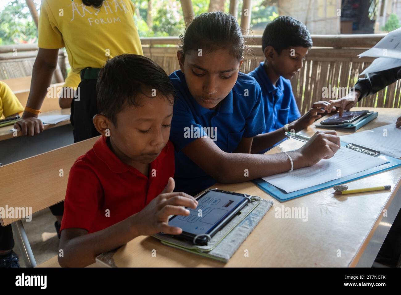 Tablet usage in education hi-res stock photography and images - Alamy