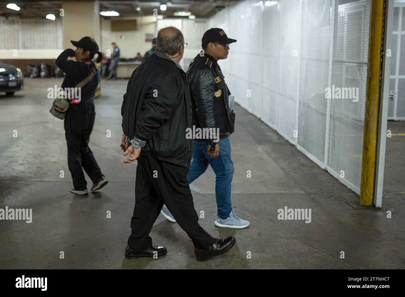 University professor Eduardo Velásquez is brought to court in handcuffs ...