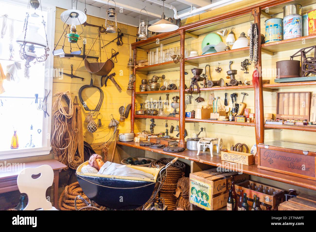 Traditional museum museums vintage historic old fashioned hardwa hi-res ...