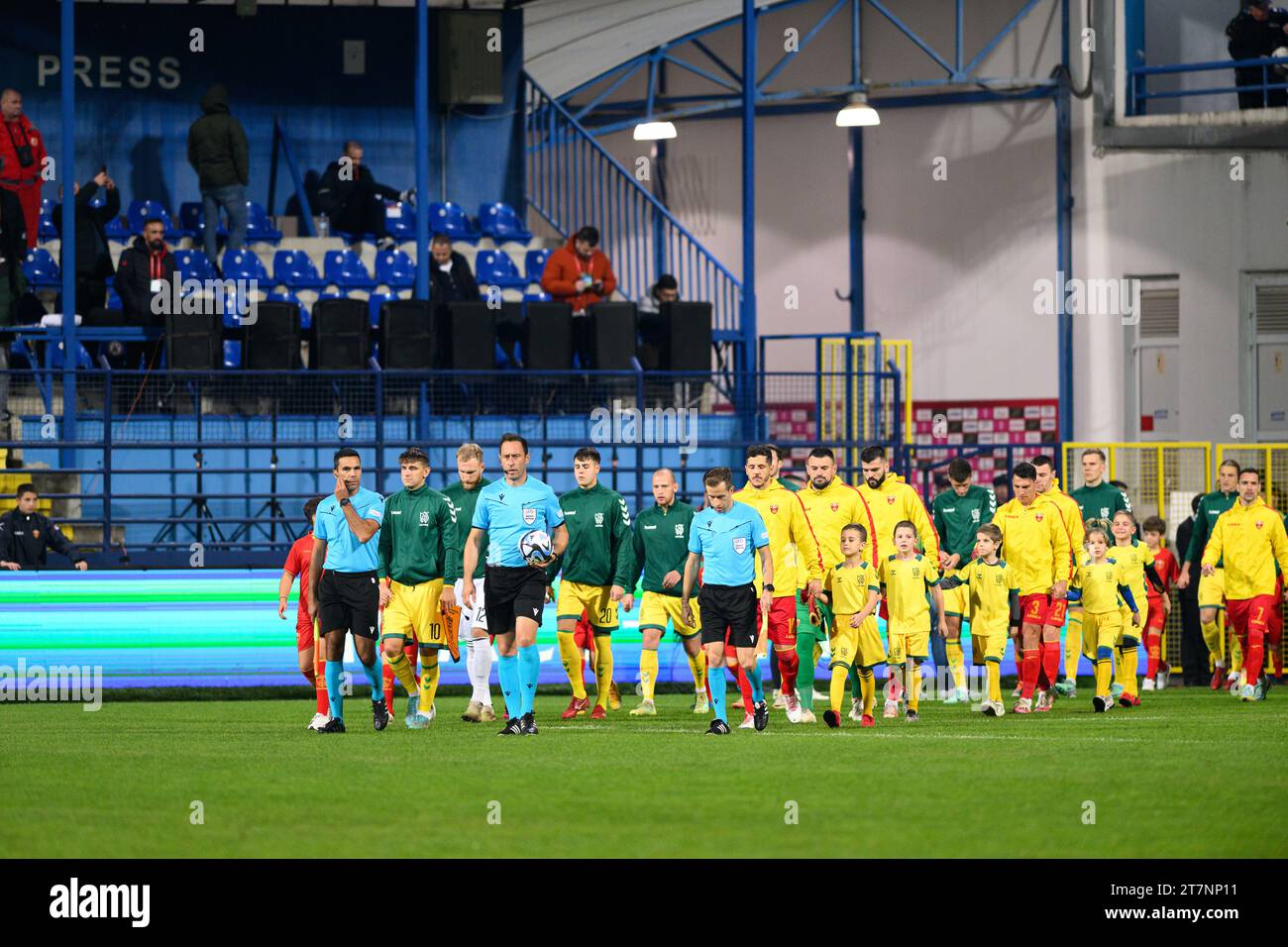 Teams entering pitch hi-res stock photography and images - Alamy