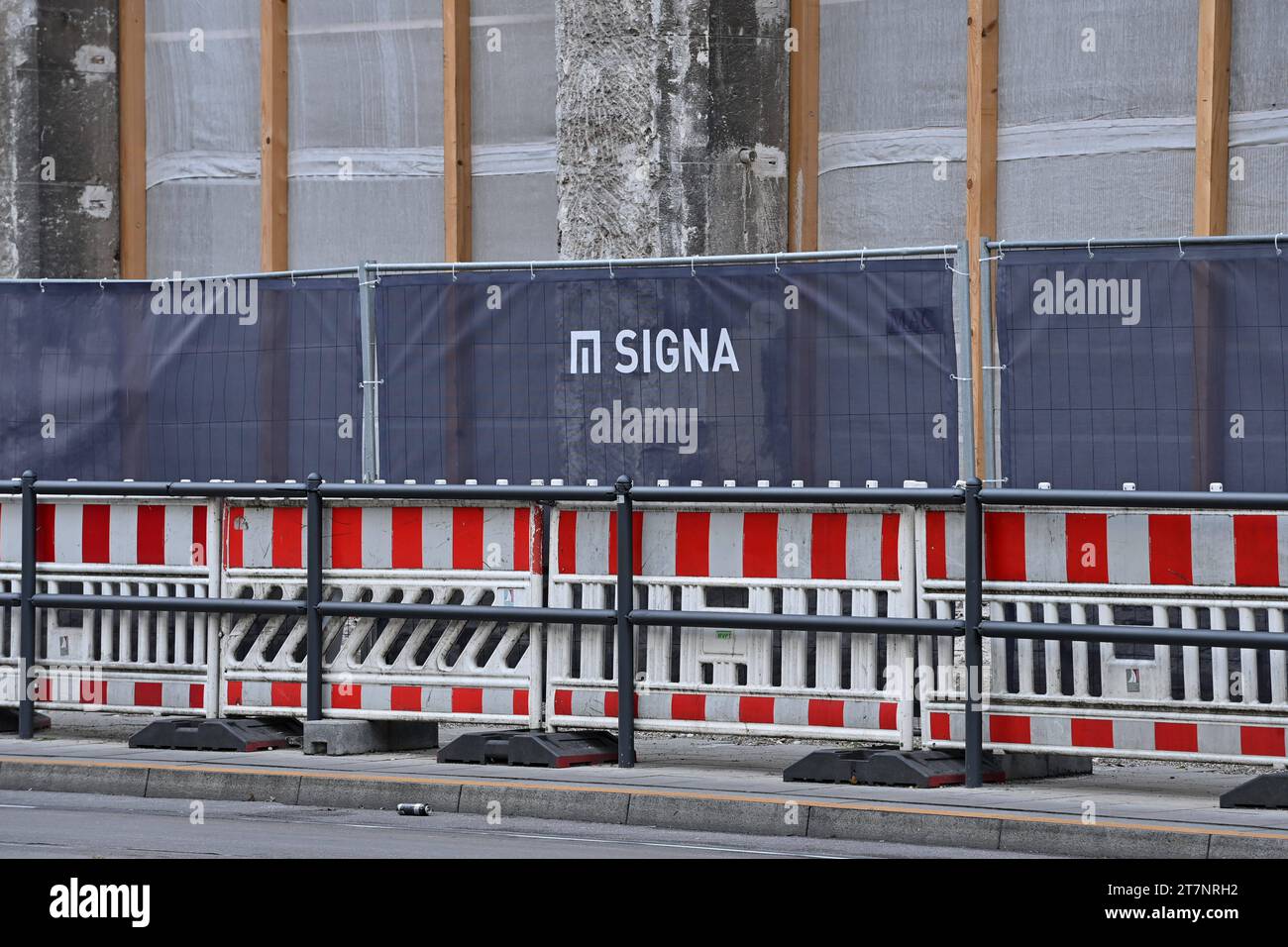 Signa Baustelle des Investors Rene Benko in Muenchen. Zaun, Absperrung ...
